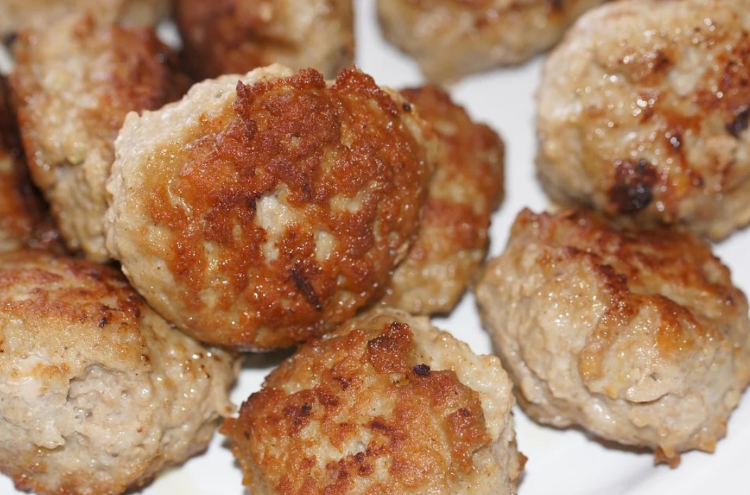 Gammeldags frikadeller: Den bedste opskrift på klassiske frikadeller ...